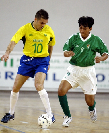Fininho tenta conclusão em amistoso contra a Polônia disputado em 2001 ...