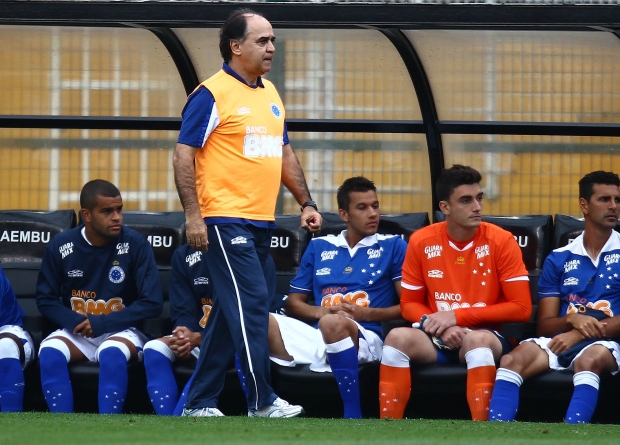 Reinaldo, Paulo Isidoro e Marcelo Oliveira no treino do Atlético ...